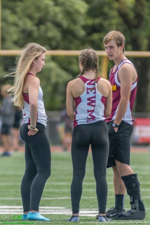 Girl with wedgie in leggings - Candid Pictures - TheCandidForum ...